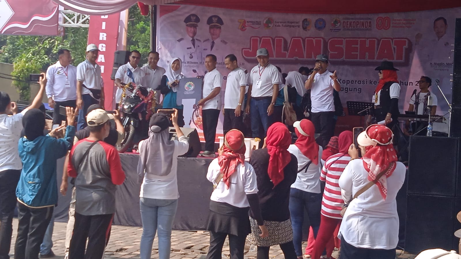 Wabub Tulungagung Meriahkan Jalan Sehat Dalam Rangka HUT RI Ke 80 Dan ...